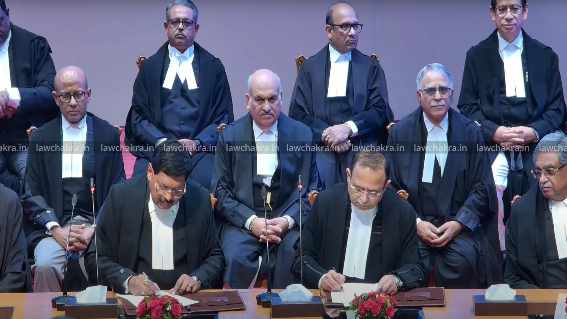 BREAKING | CJI Gavai Administers Oath To Justice Alok Aradhe And ...